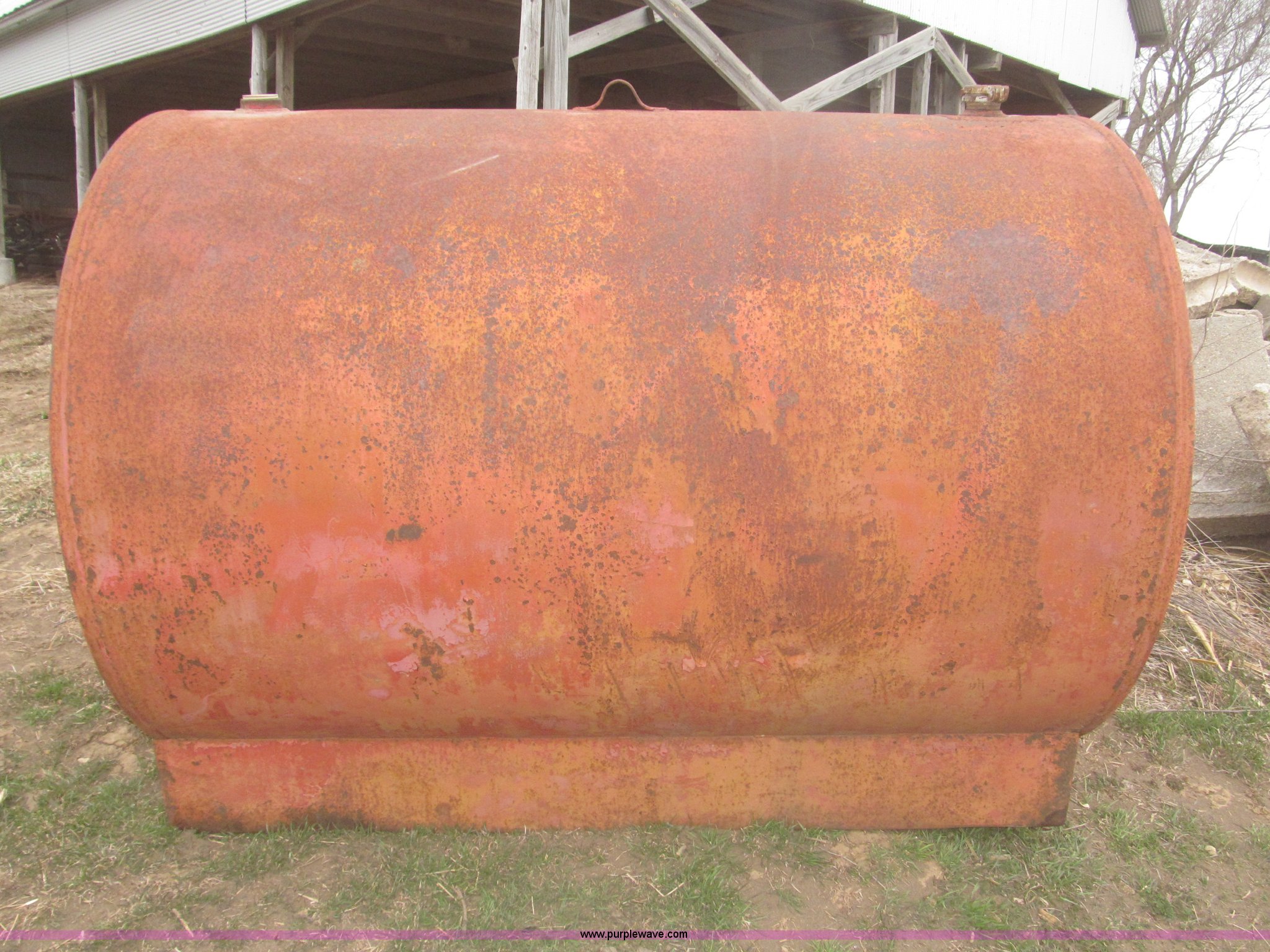 350 gallon fuel tank in Falls City, NE | Item F7331 sold | Purple Wave