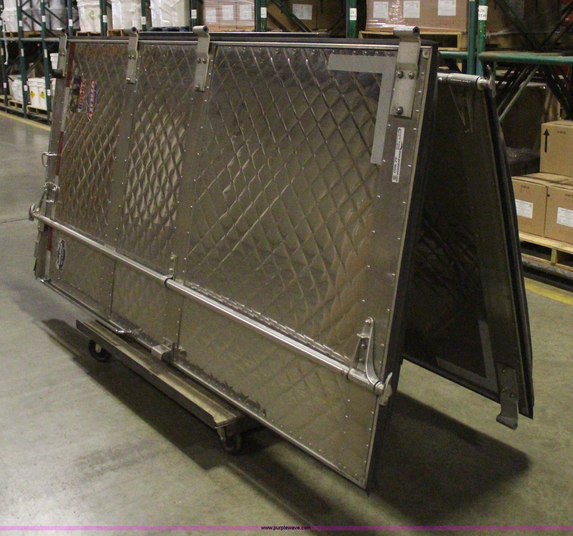 Reefer tailer doors in Lansing, KS | Item AZ9903 sold | Purple Wave
