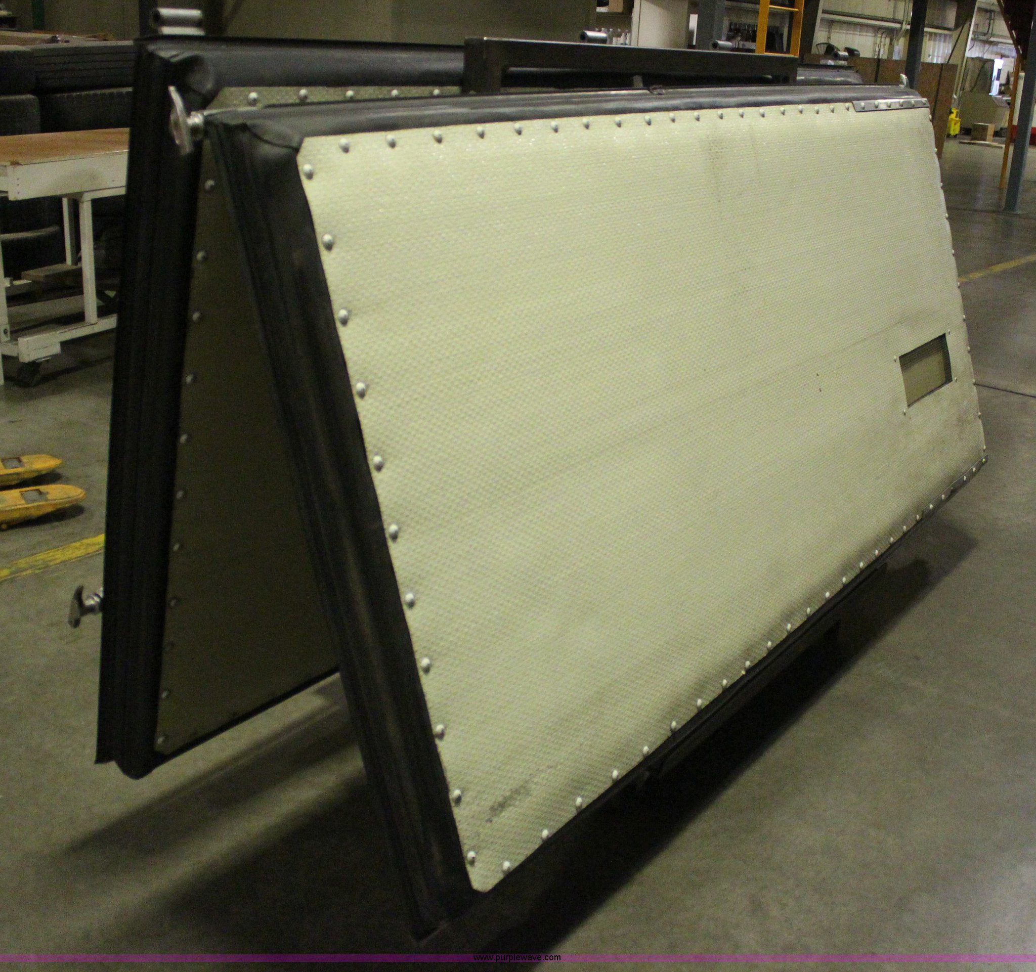 Reefer tailer doors in Lansing, KS | Item AZ9903 sold | Purple Wave