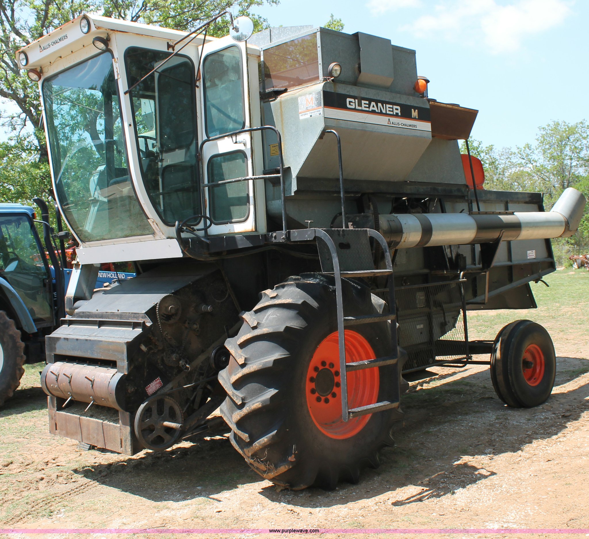 1976 Gleaner M combine in Henrietta, TX | Item C3838 sold | Purple Wave