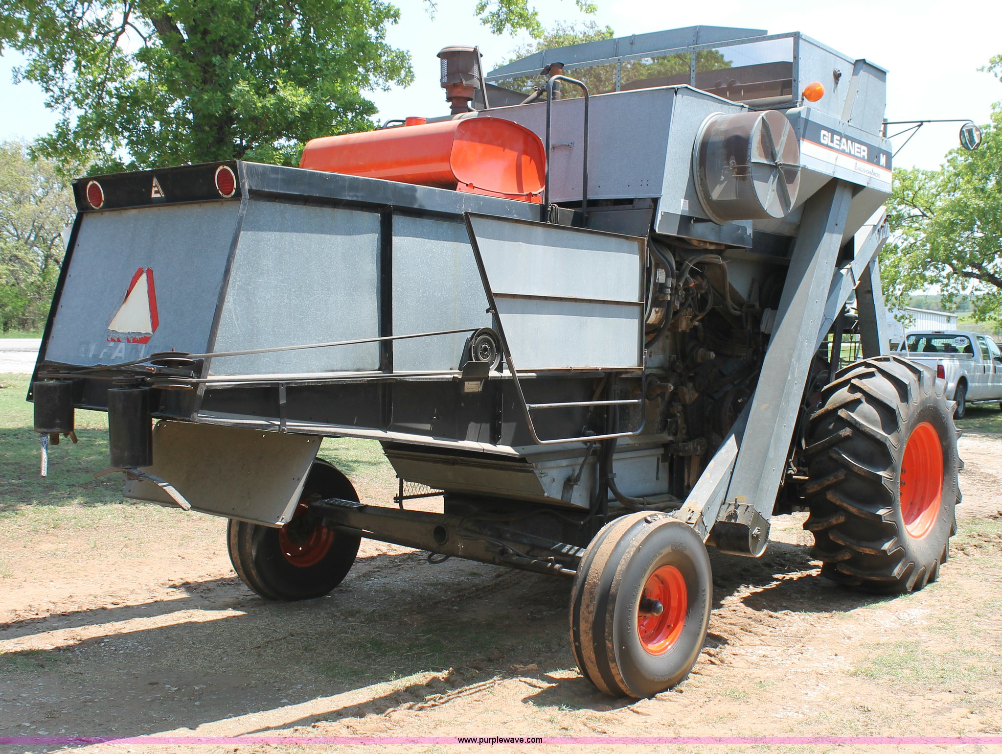1976 Gleaner M combine in Henrietta, TX | Item C3838 sold | Purple Wave