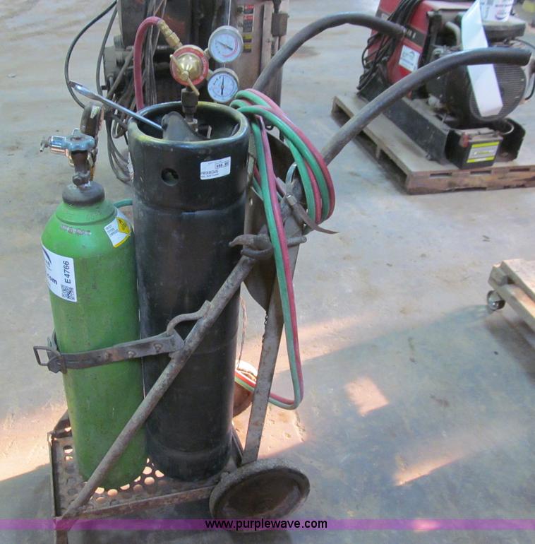 Oxygen and acetylene tanks in Letts, IA | Item E4766 sold | Purple Wave