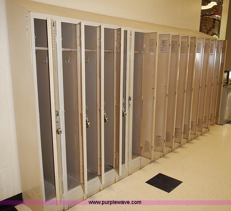 (40) locker units in Hoyt, KS | Item AC9019 sold | Purple Wave