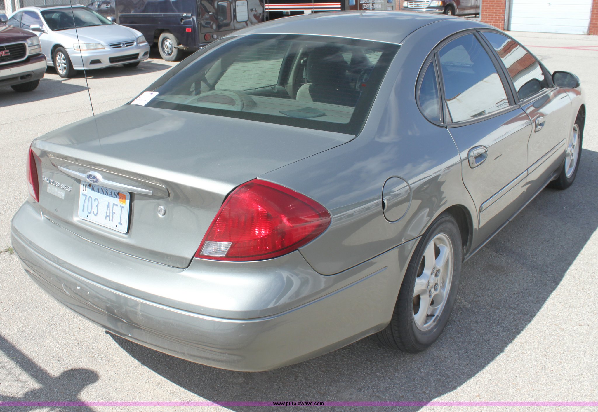 2001 Ford Taurus SE in Emporia, KS | Item H2084 sold | Purple Wave