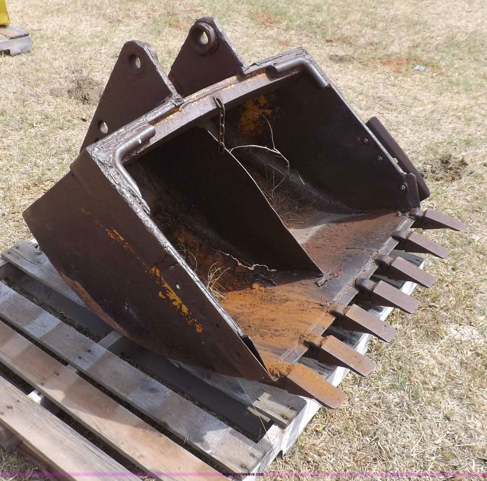 Case backhoe bucket in Sharon, OK | Item H1876 sold | Purple Wave