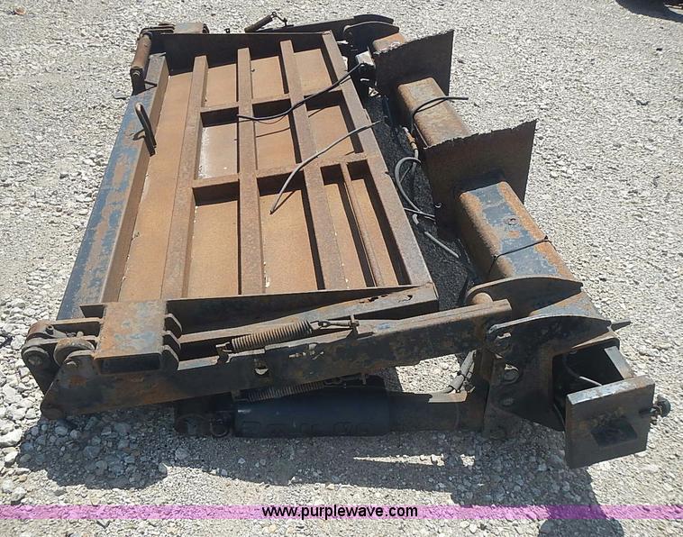 2000 Waltco 226T lift gate in Topeka, KS | Item AC9074 sold | Purple Wave