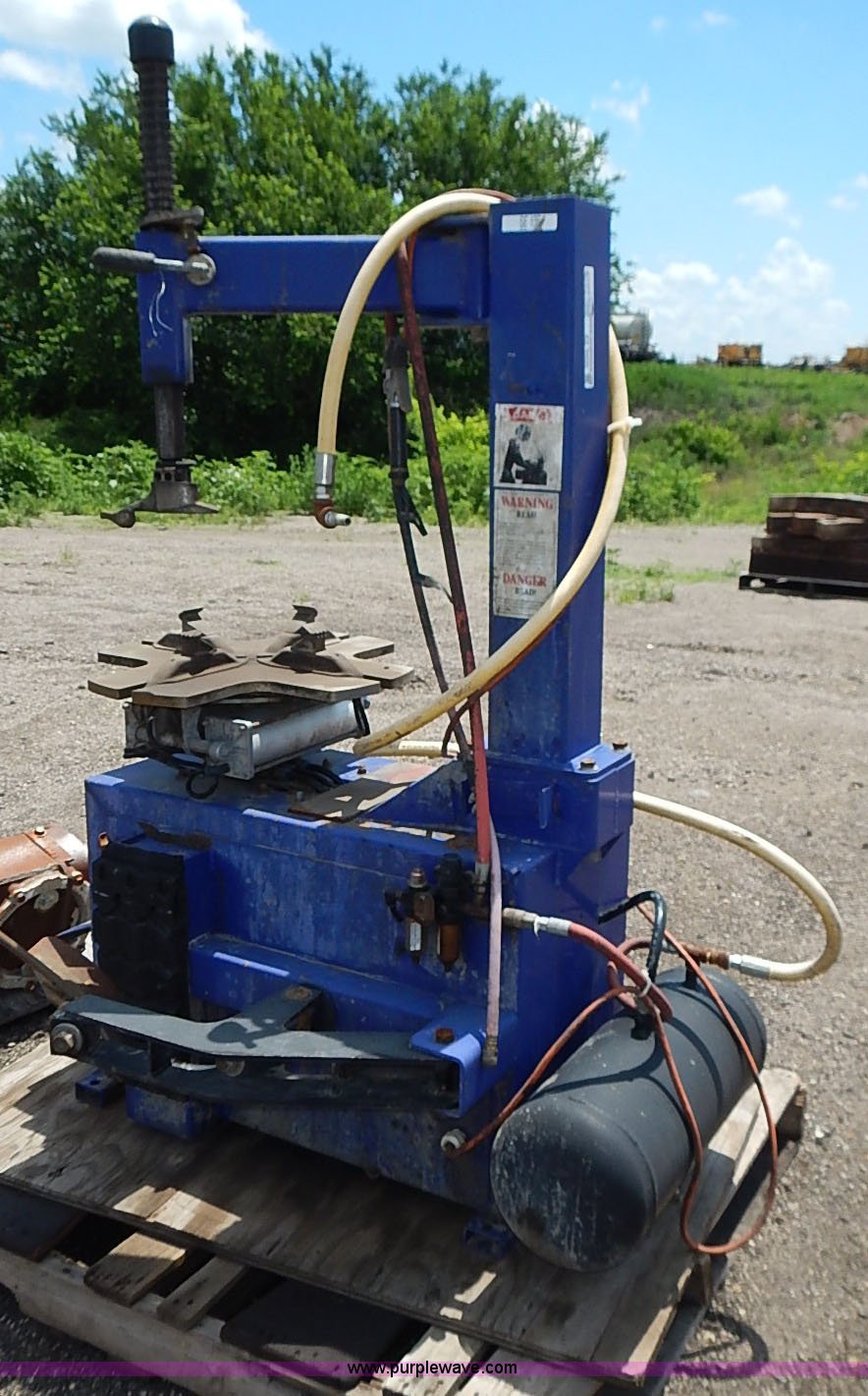 Eagle pneumatic tire machine in Towanda, KS | Item AZ9900 sold | Purple ...