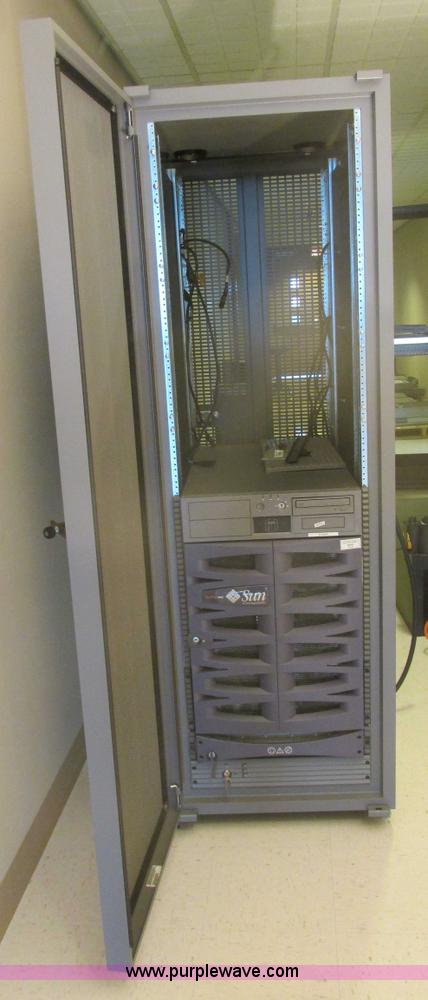 Sun Sunfire V880 rack mount server with Sun storEdge rack cabinet in ...