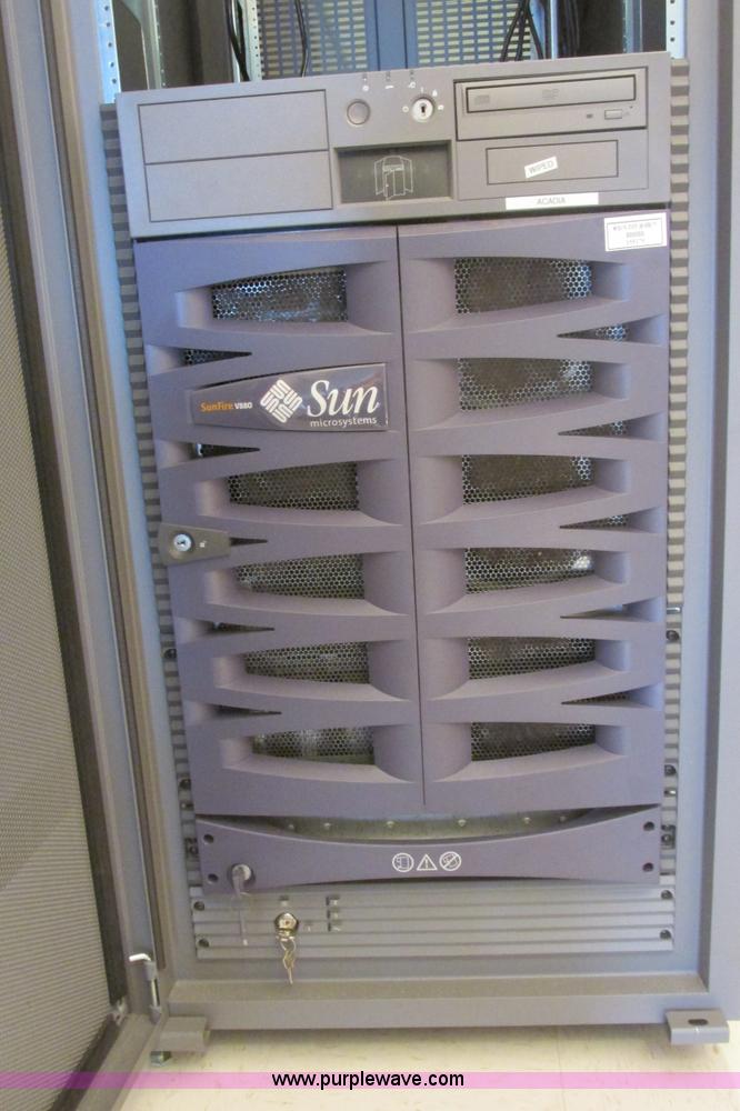 Sun Sunfire V880 rack mount server with Sun storEdge rack cabinet in ...
