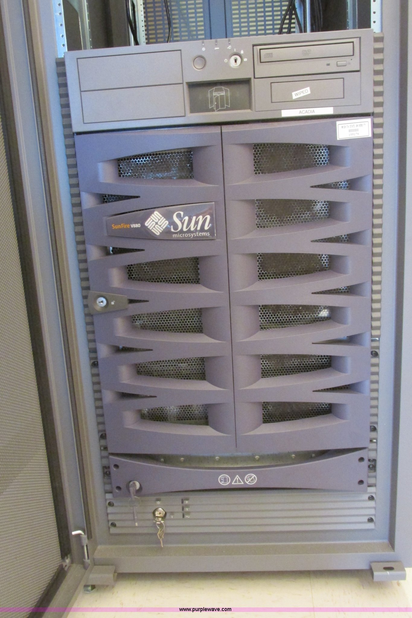 Sun Sunfire V880 rack mount server with Sun storEdge rack cabinet in ...