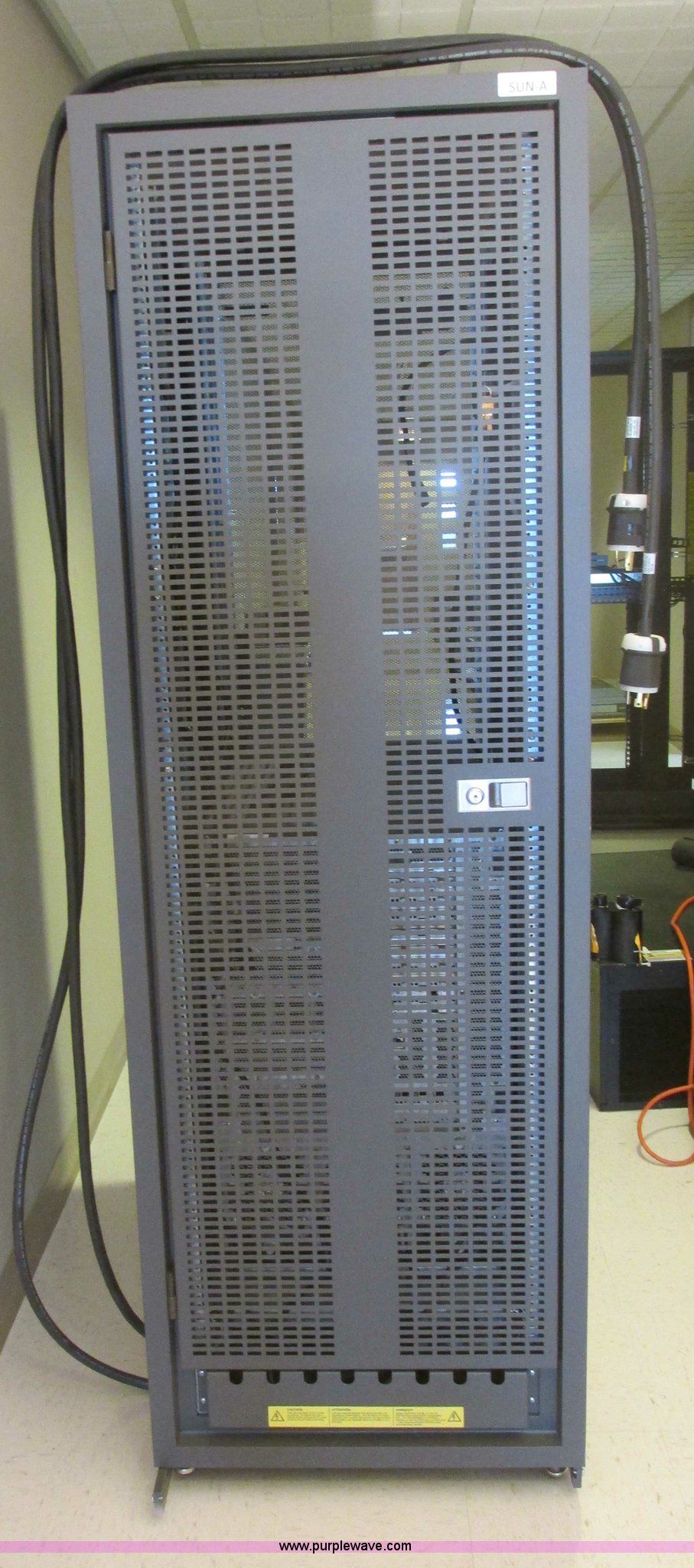 Sun Sunfire V880 rack mount server with Sun storEdge rack cabinet in ...