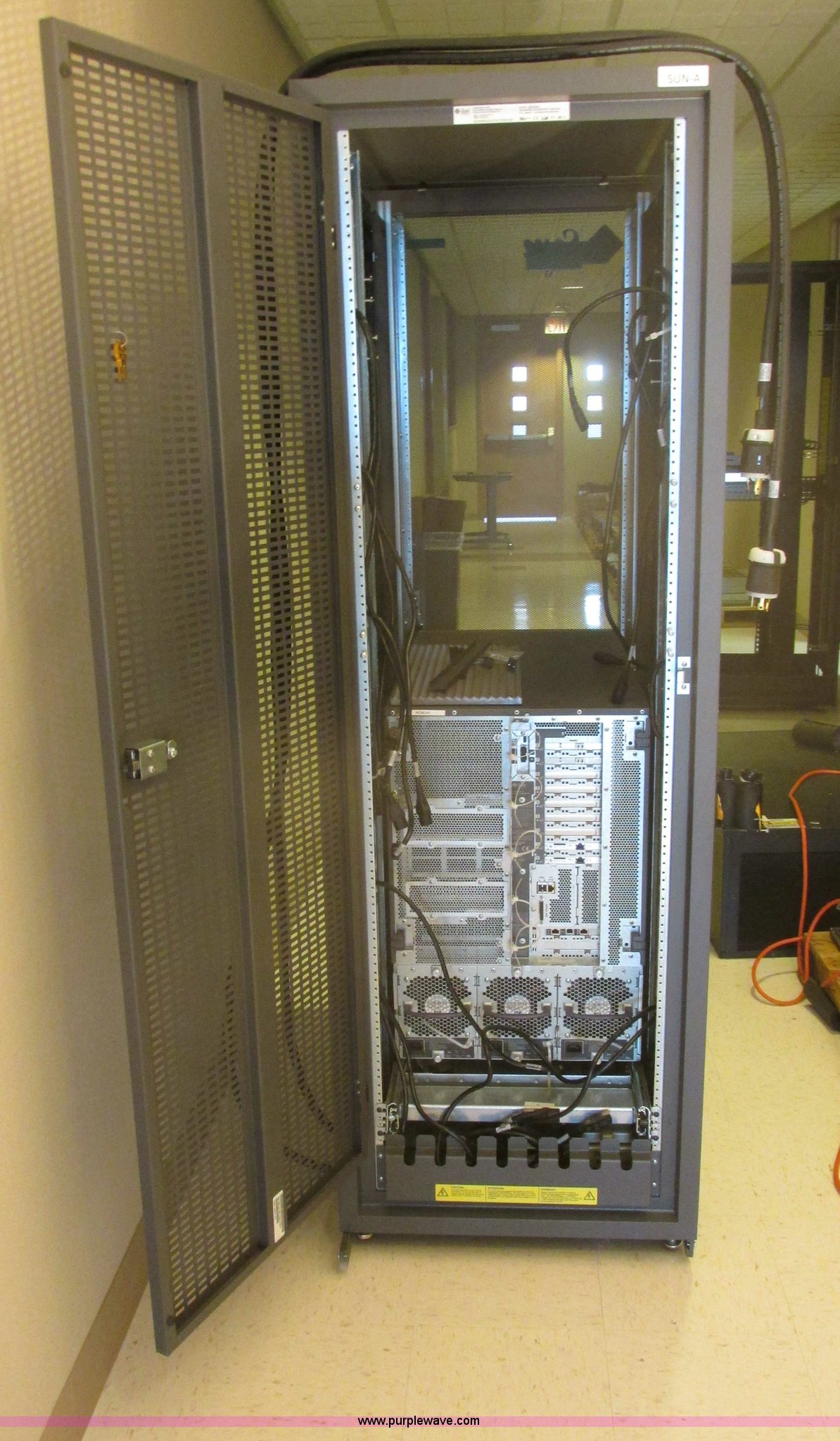 Sun Sunfire V880 rack mount server with Sun storEdge rack cabinet in ...