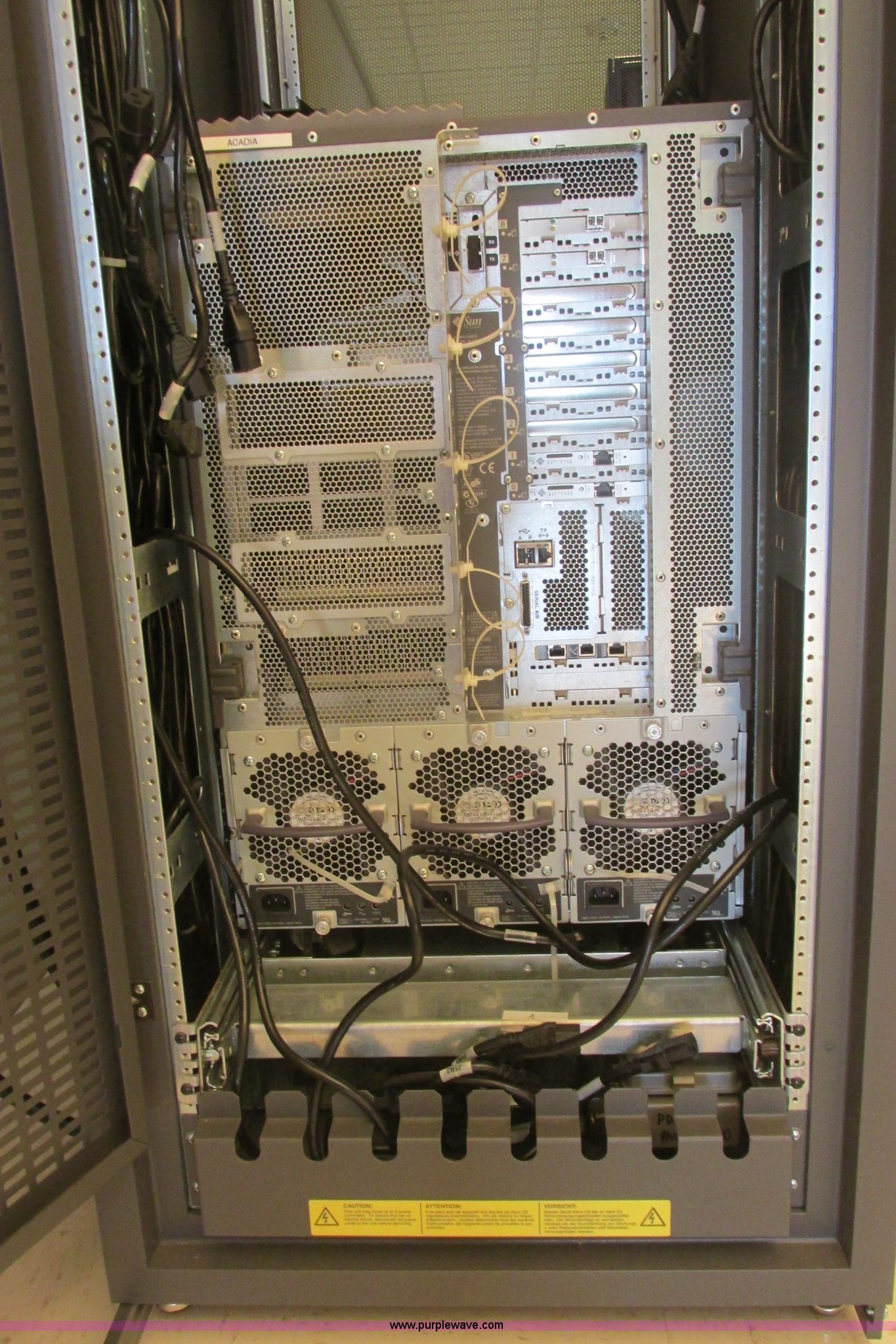 Sun Sunfire V880 rack mount server with Sun storEdge rack cabinet in ...