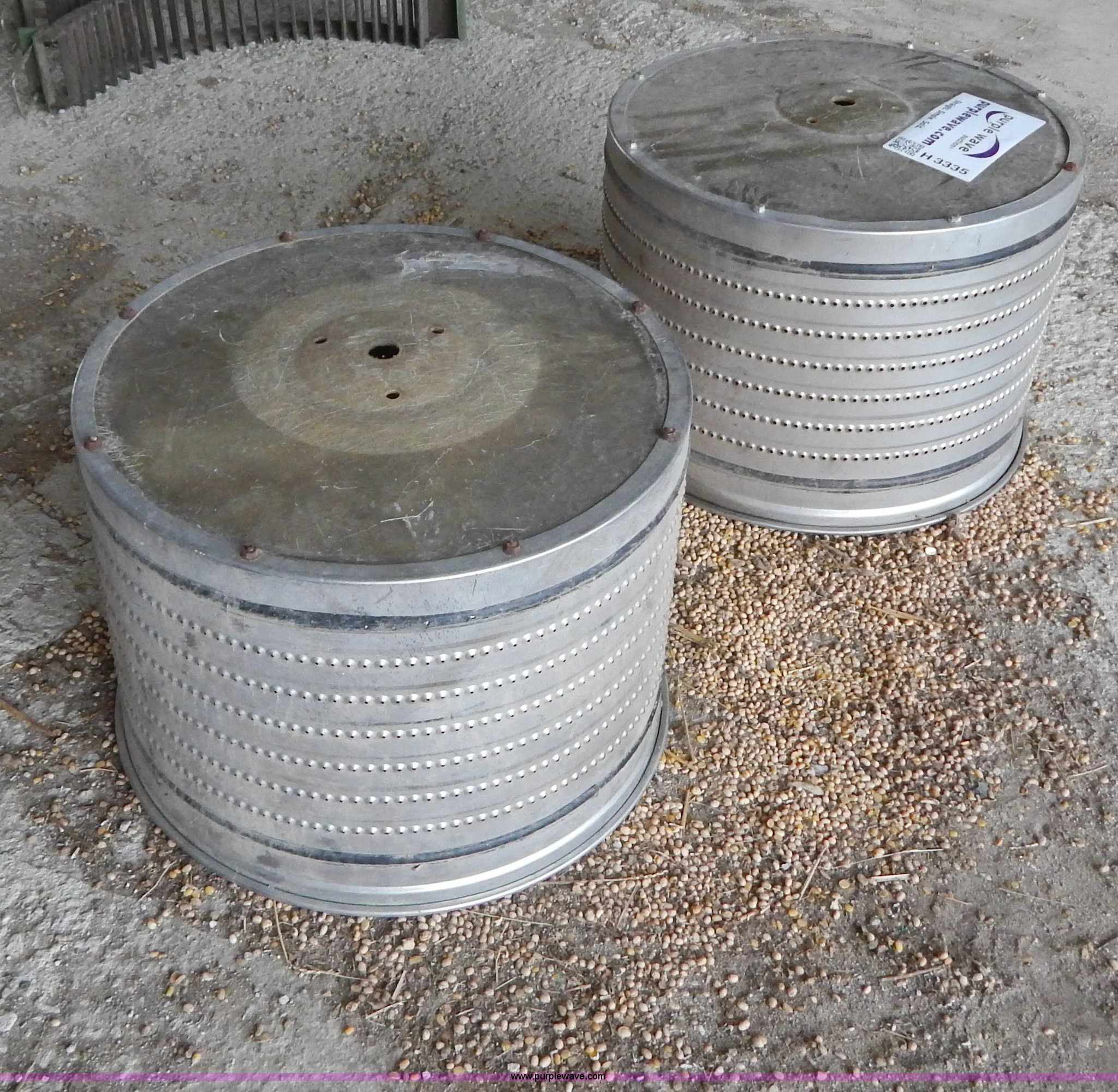 (2) International Cyclone 800 or 900 series planter bean drums in ...