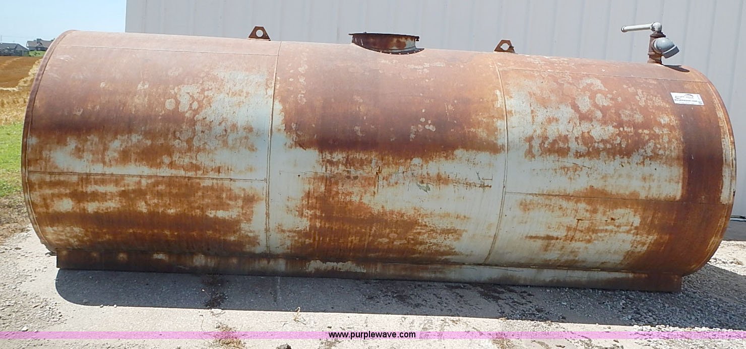 2,500 gallon fuel tank in Bonner Springs, KS | Item J3174 sold | Purple ...