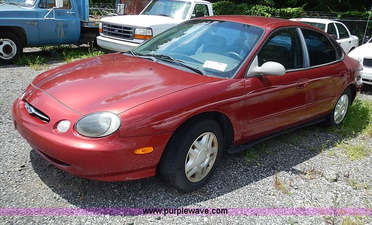1999 Ford Taurus LX in Kansas City, KS | Item J2203 sold | Purple Wave