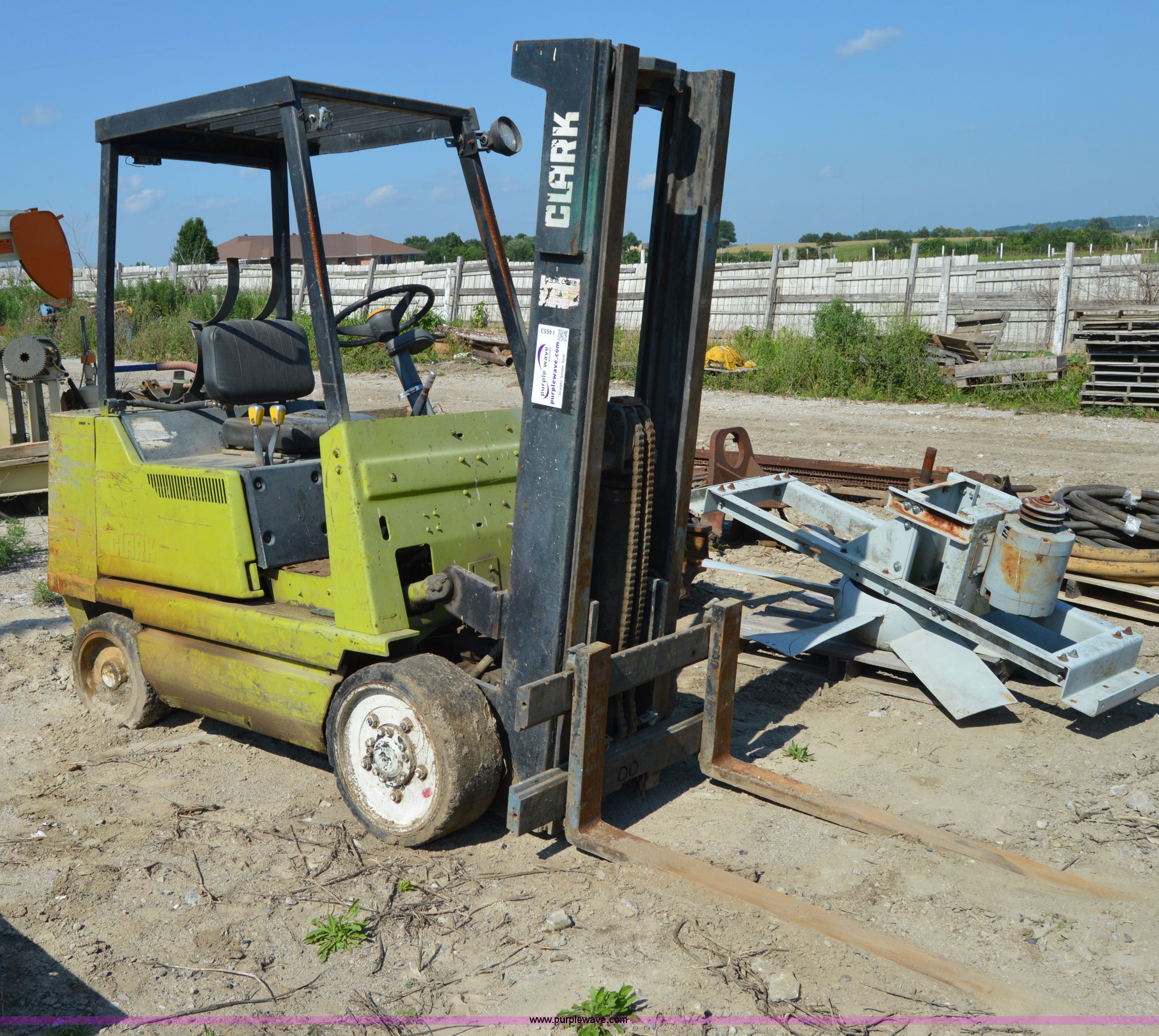 Clark GCX25 forklift in Odessa, MO | Item I4653 sold | Purple Wave