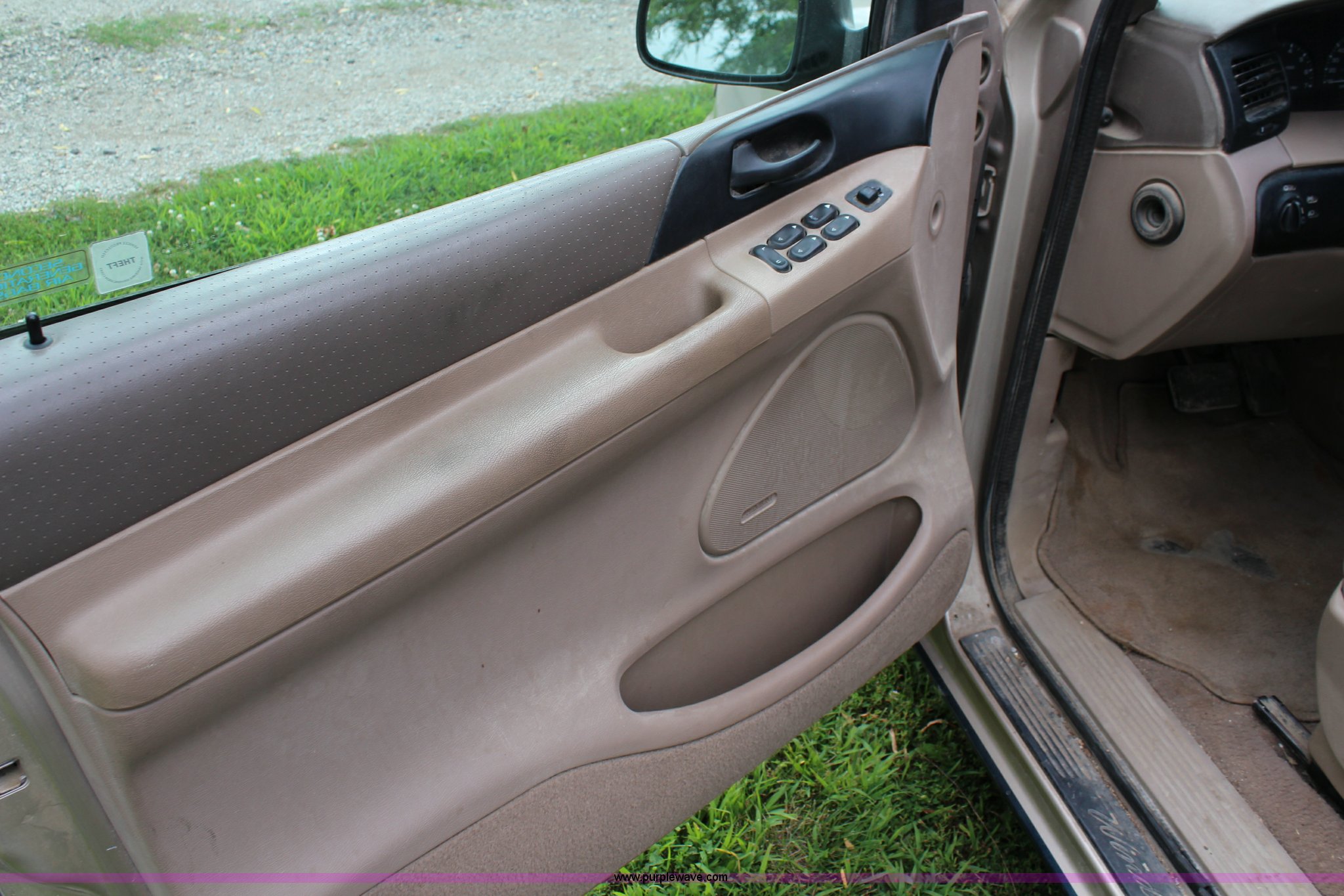 1998 Ford Windstar van in Meriden, KS | Item J1161 sold | Purple Wave