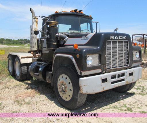 1984 Mack R686ST semi truck in Harrisonville, MO | Item AC9364 sold | Purple Wave
