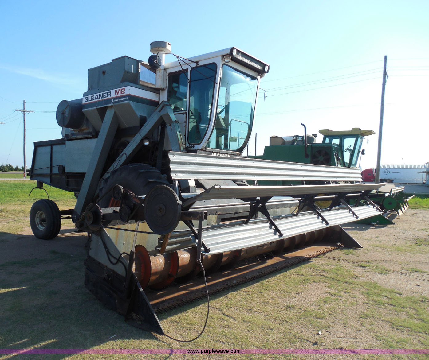 1977 Gleaner M2 combine in Kinsley, KS | Item I3465 sold | Purple Wave