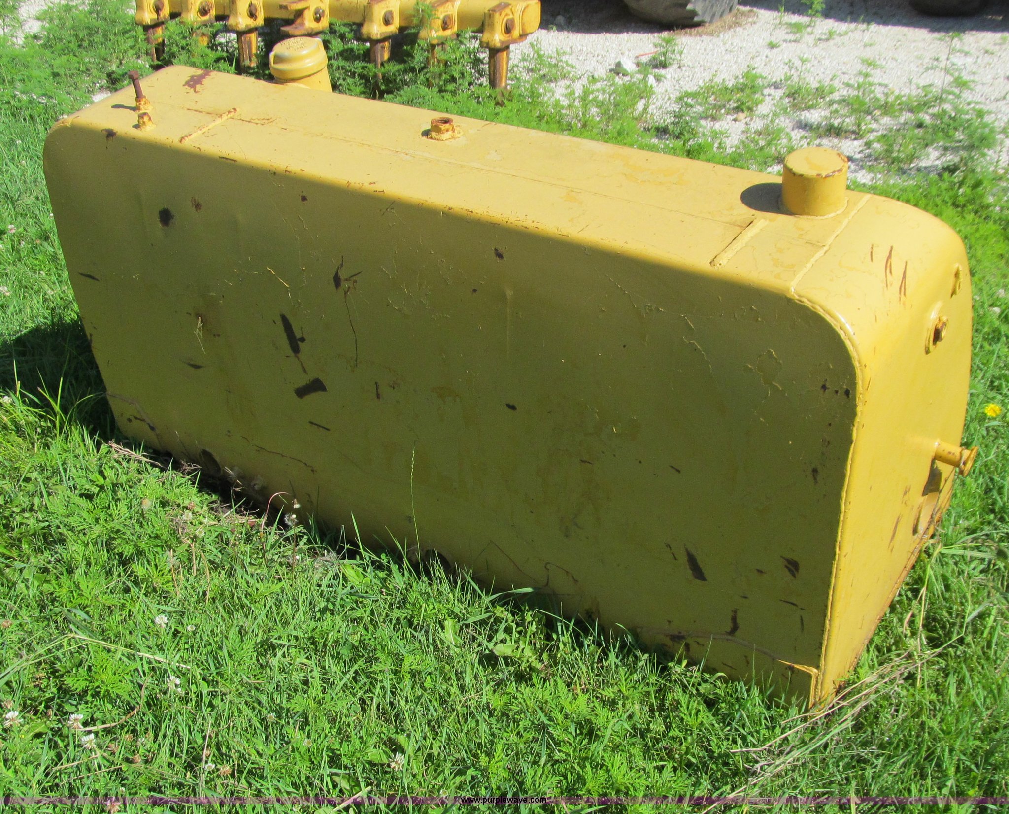 Caterpillar fuel tank in Fort Dodge, IA | Item E4926 sold | Purple Wave