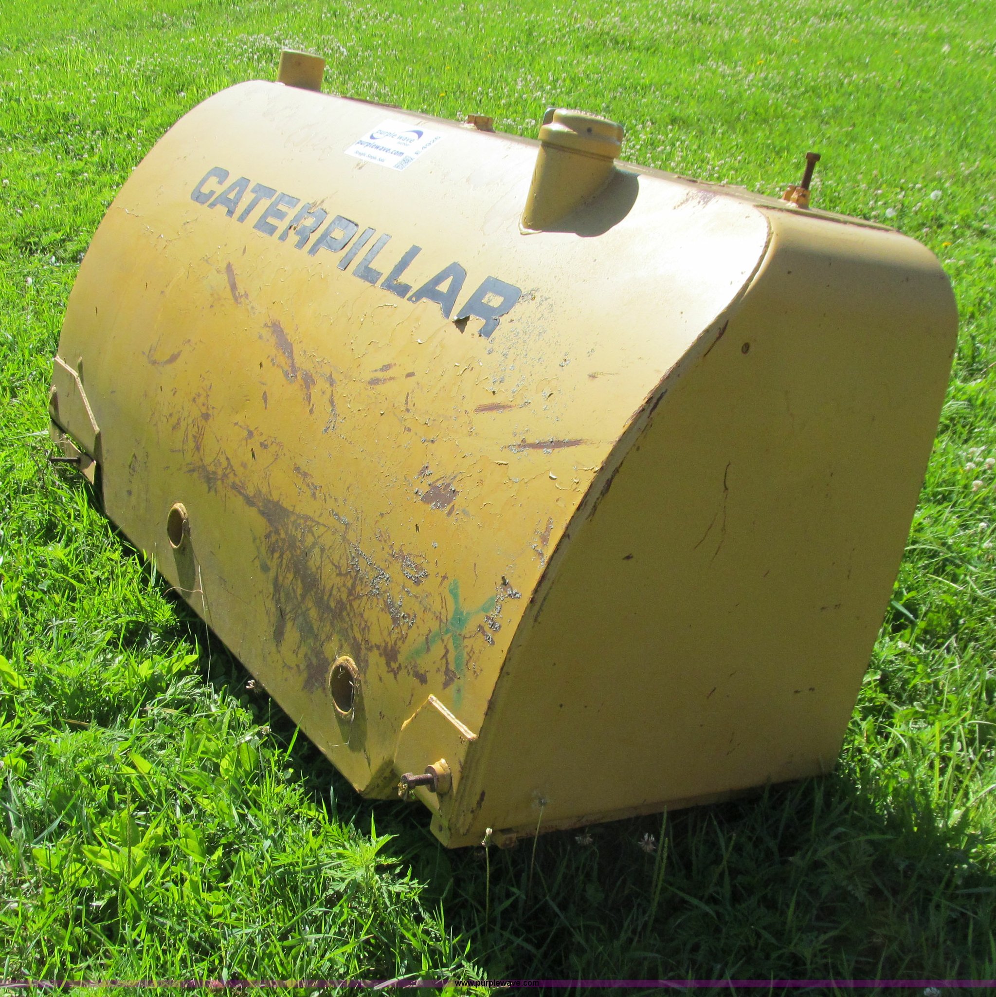 Caterpillar fuel tank in Fort Dodge, IA | Item E4926 sold | Purple Wave