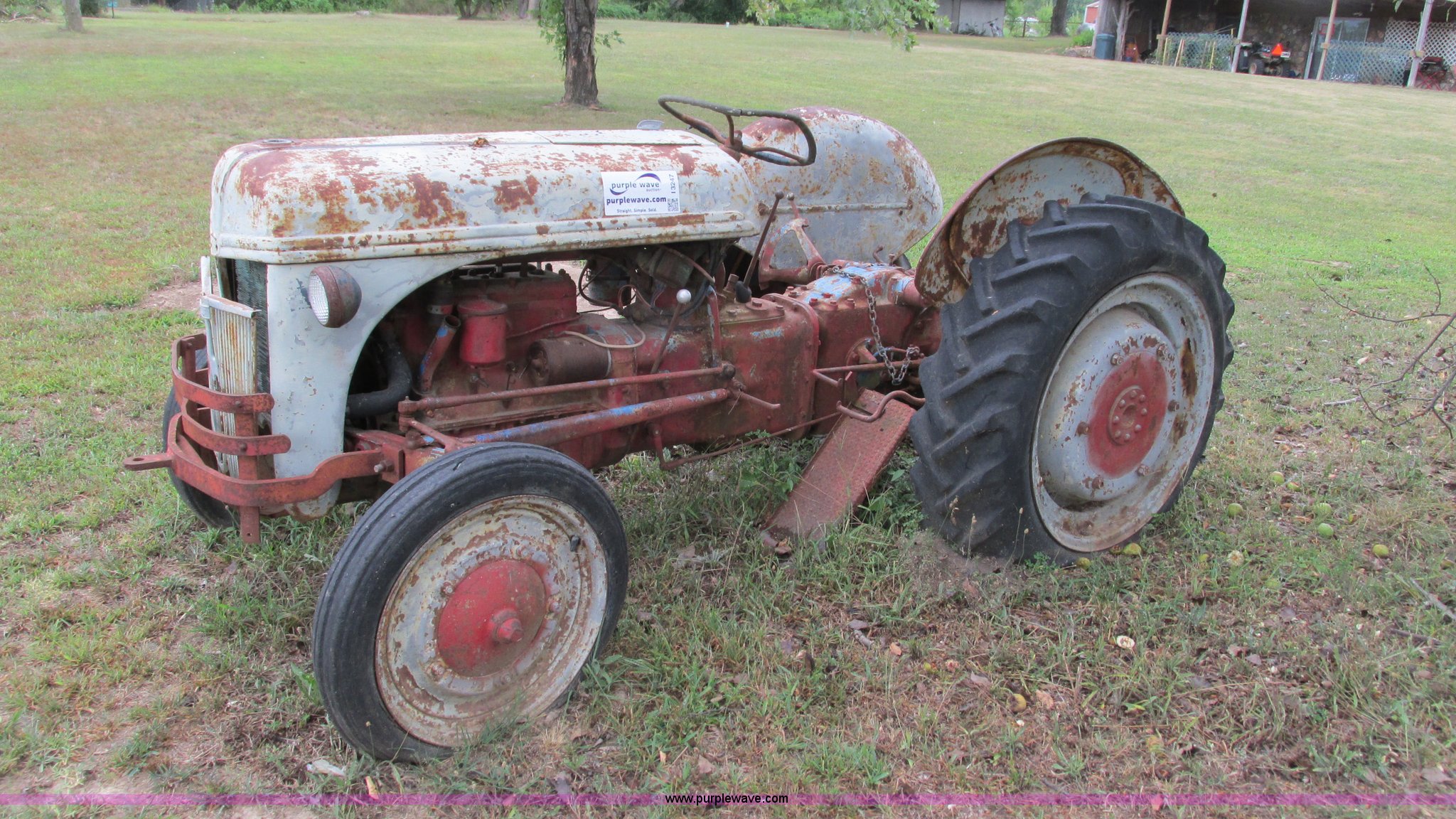 Ford tractor in Mountain View, MO | Item I3247 sold | Purple Wave
