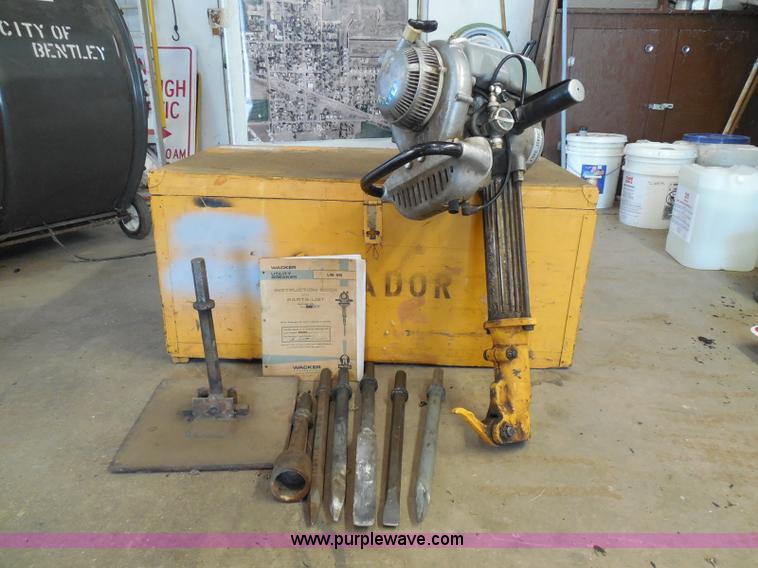 Wacker UB25 jack hammer in Bentley, KS | Item AZ9661 sold | Purple Wave