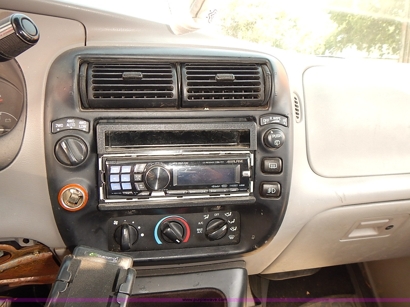 1995 Ford Explorer XLT SUV in Emporia, KS | Item J3136 sold | Purple Wave