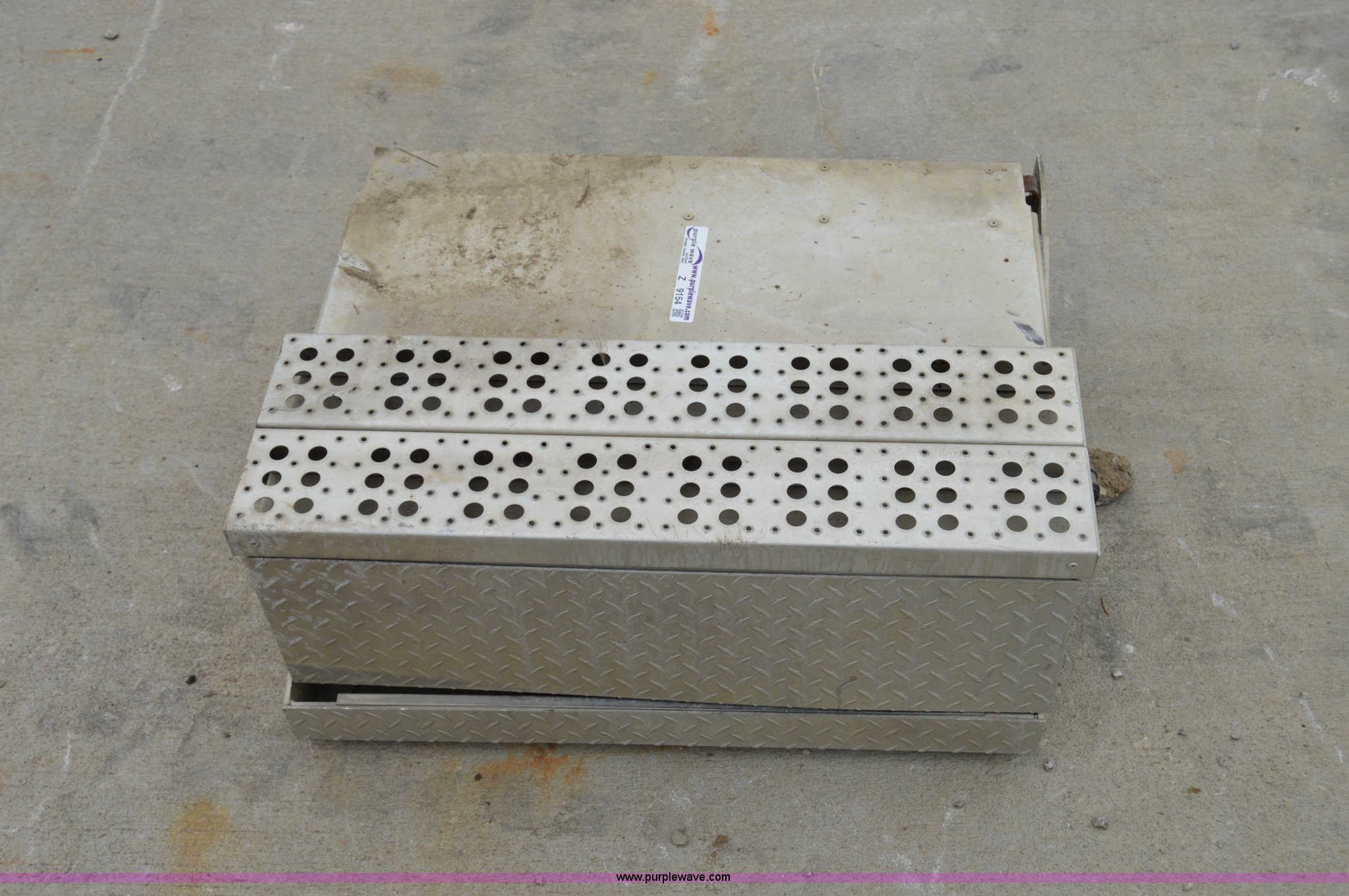 Semi truck battery box in Grain Valley, MO | Item Z9154 sold | Purple Wave