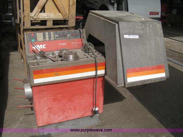 FMC 5800-2 wheel balancer in Wichita, KS | Item AS9030 sold | Purple Wave