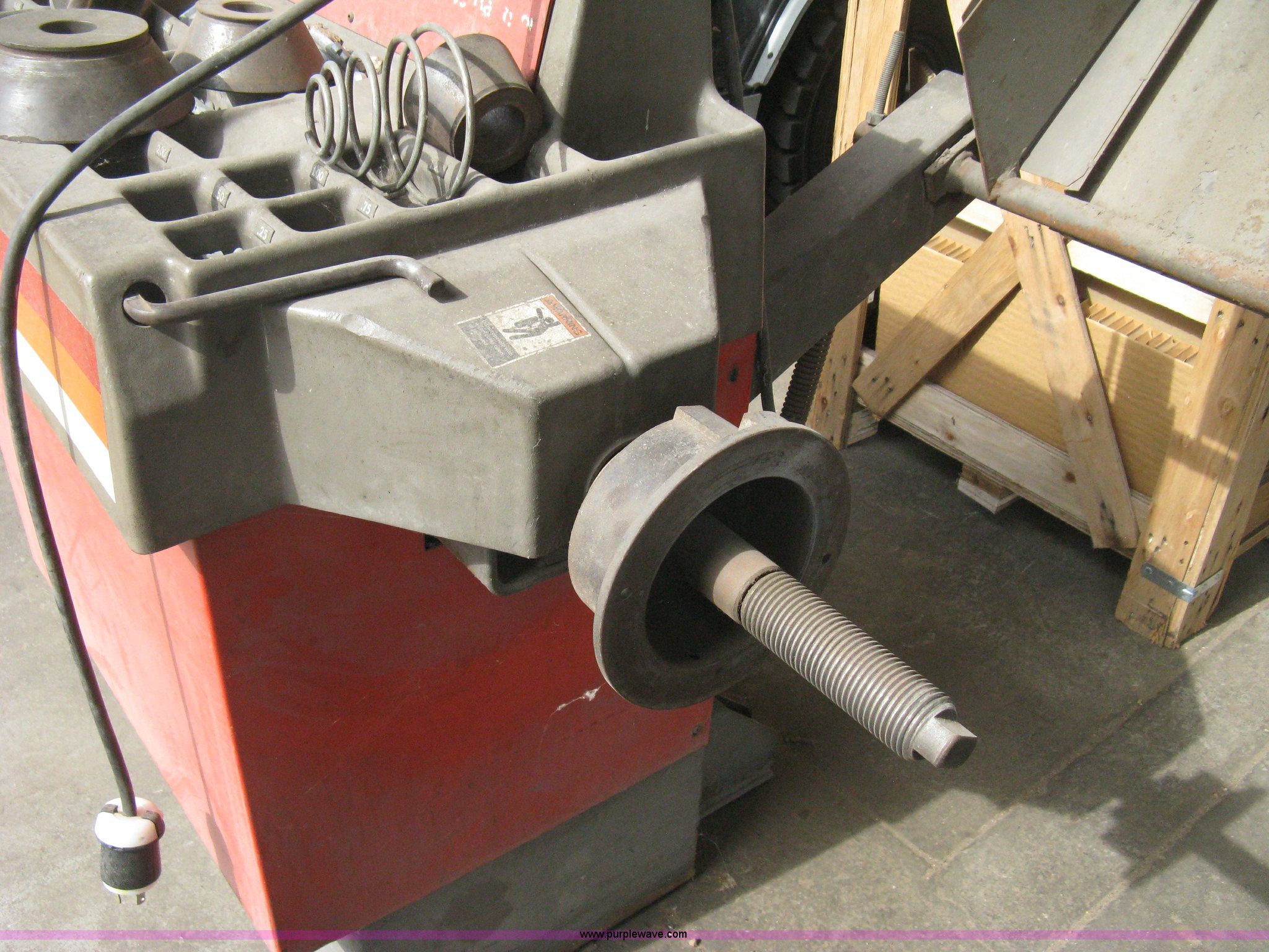 FMC 5800-2 wheel balancer in Wichita, KS | Item AS9030 sold | Purple Wave