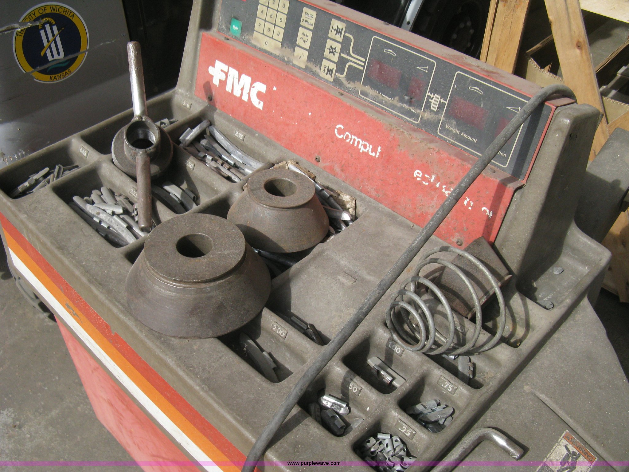 FMC 5800-2 wheel balancer in Wichita, KS | Item AS9030 sold | Purple Wave