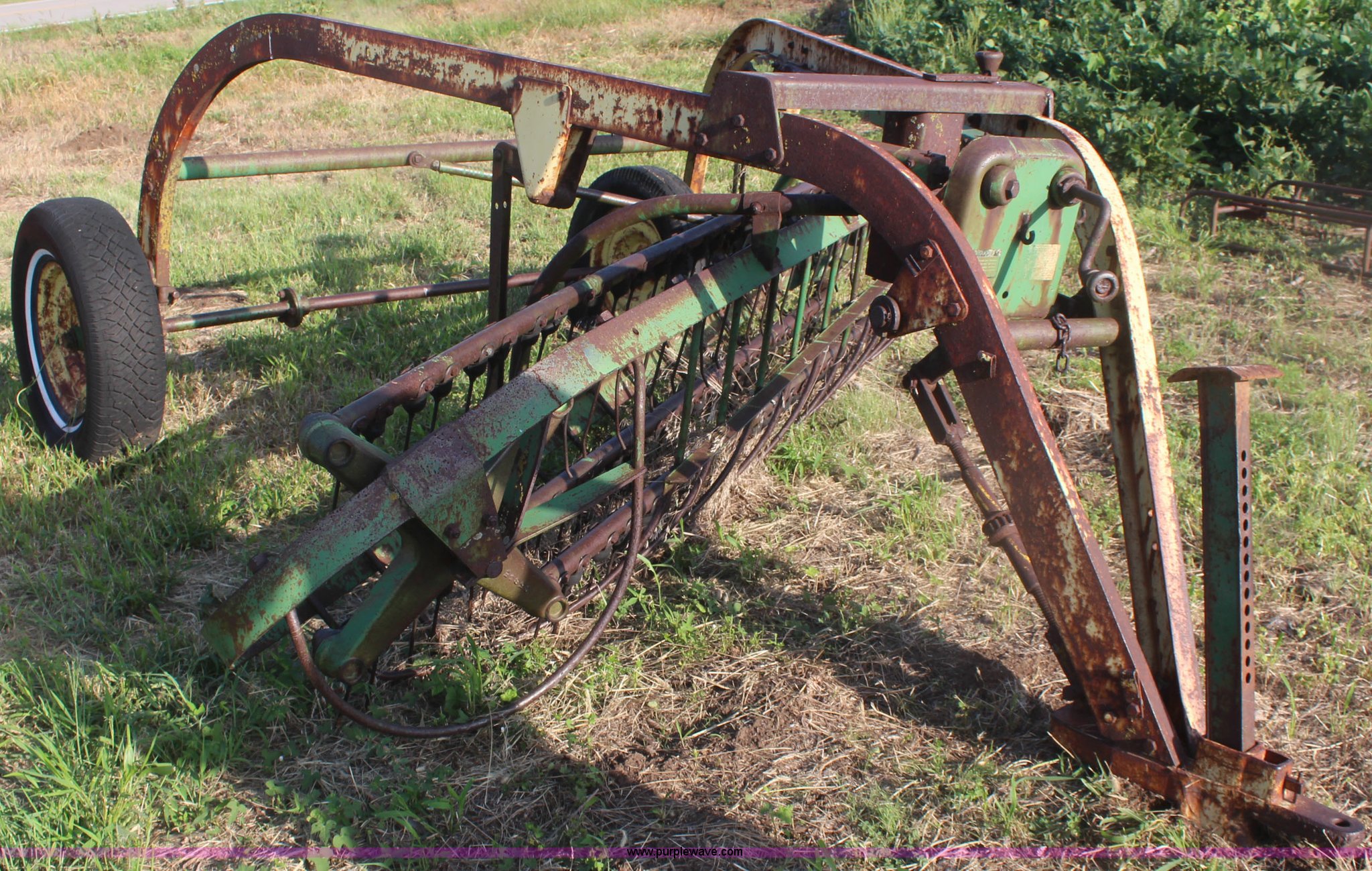 John Deere 858A side delivery rake in Berryton, KS | Item J2063 sold ...