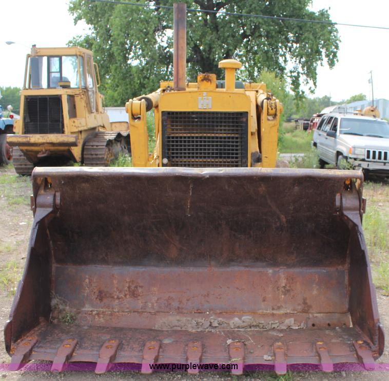 International 175 track loader in Emmett, KS | Item J2127 sold | Purple ...