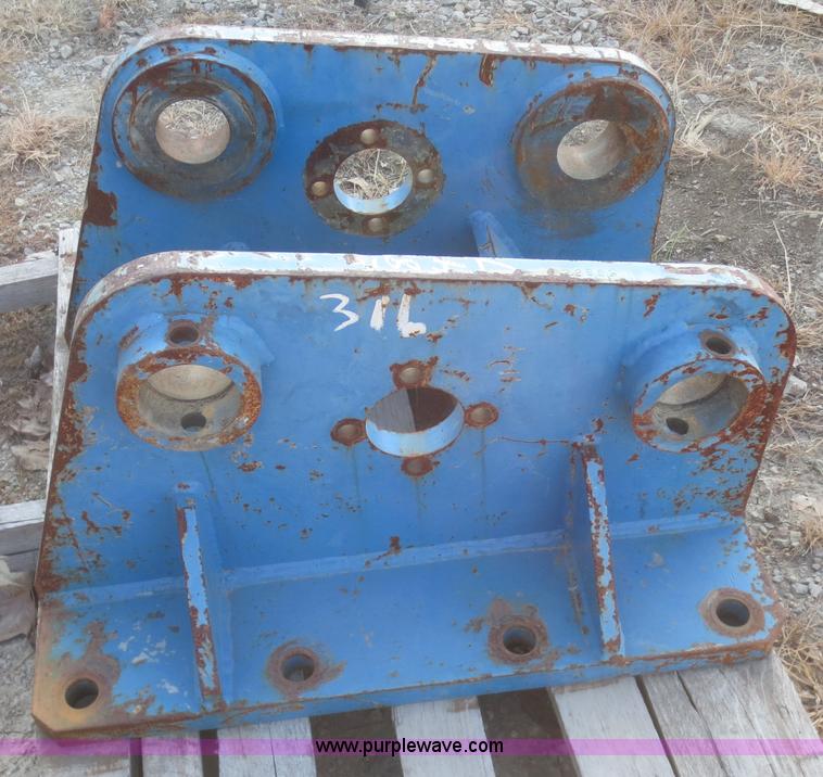 Excavator adapter plate in Parsons, KS | Item AY9735 sold | Purple Wave