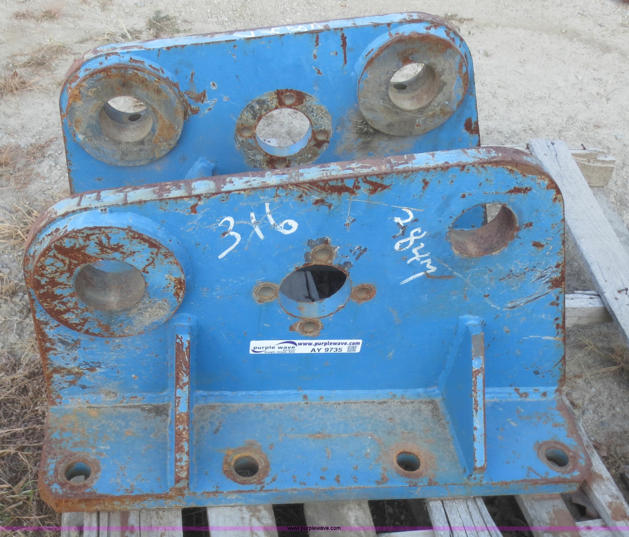 Excavator adapter plate in Parsons, KS | Item AY9735 sold | Purple Wave