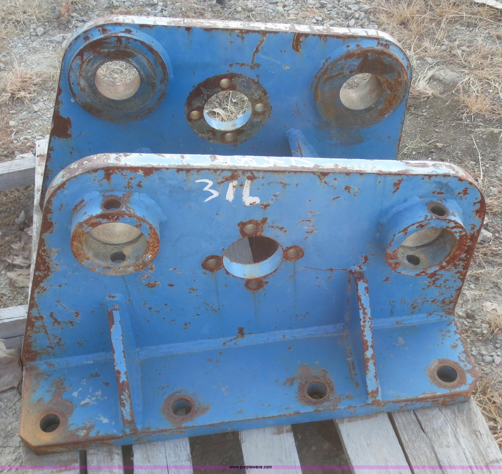 Excavator adapter plate in Parsons, KS | Item AY9735 sold | Purple Wave