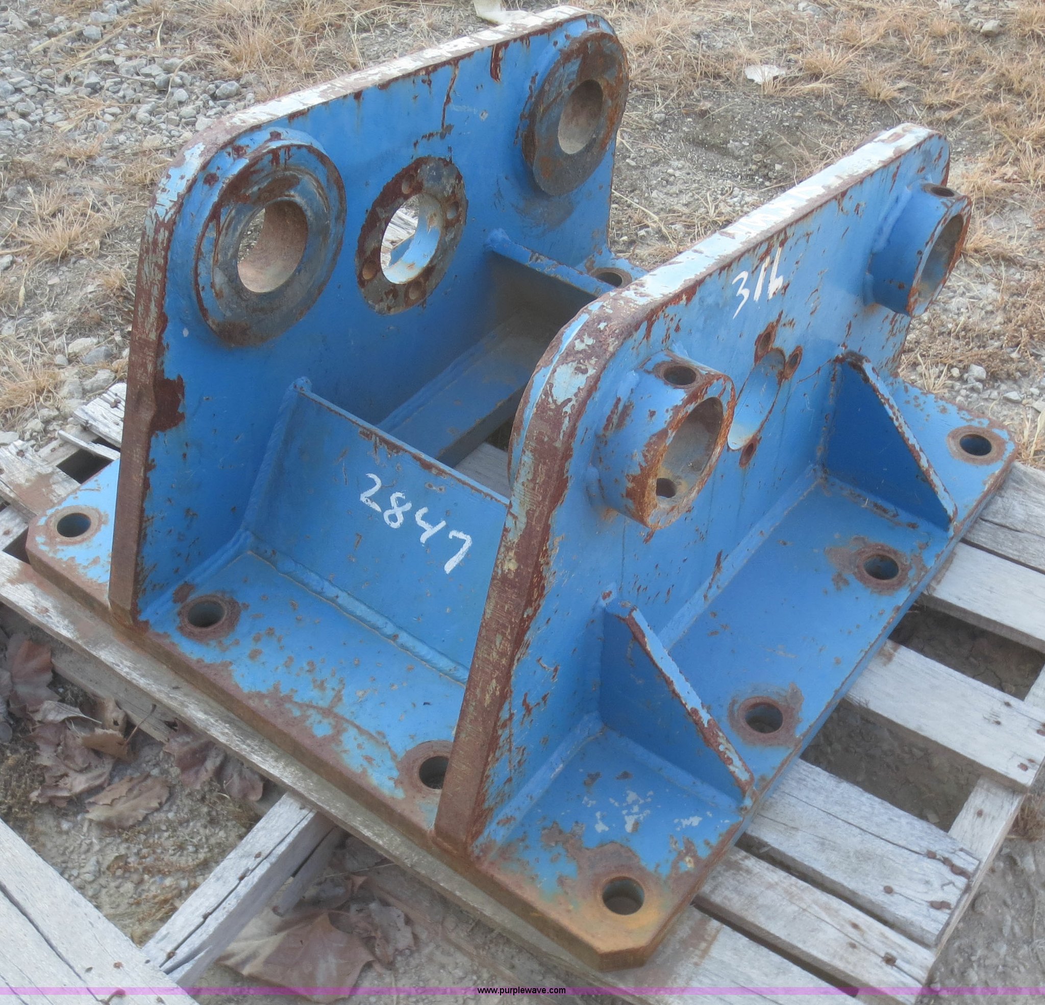 Excavator adapter plate in Parsons, KS | Item AY9735 sold | Purple Wave