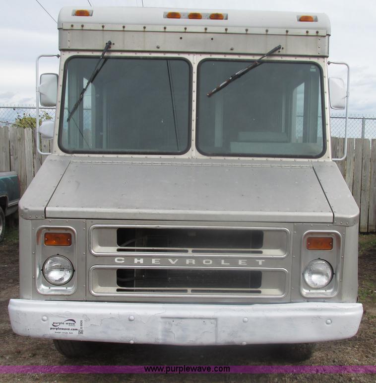 1991 Chevrolet P30 step van in Valley, NE | Item G9926 sold | Purple Wave
