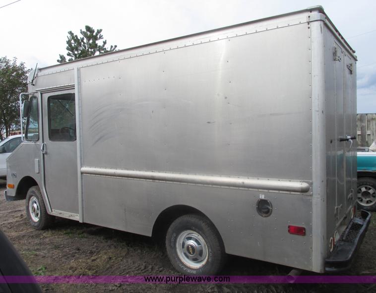 1991 Chevrolet P30 step van in Valley, NE | Item G9926 sold | Purple Wave