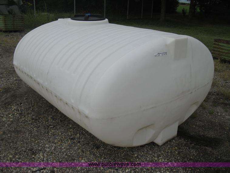 700 gallon poly tank in Hesston, KS | Item BE9101 sold | Purple Wave