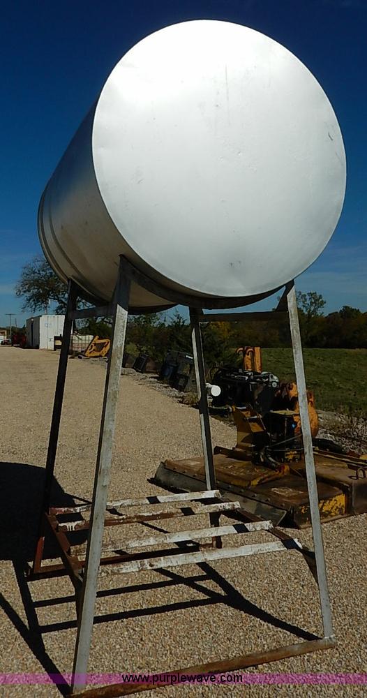 Gravity fed fuel tank in Oskaloosa, KS | Item I5377 sold | Purple Wave