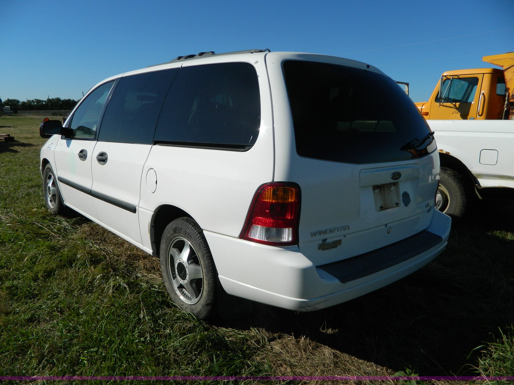 2002 Ford Windstar LX van in Salina, KS | Item H2390 sold | Purple Wave