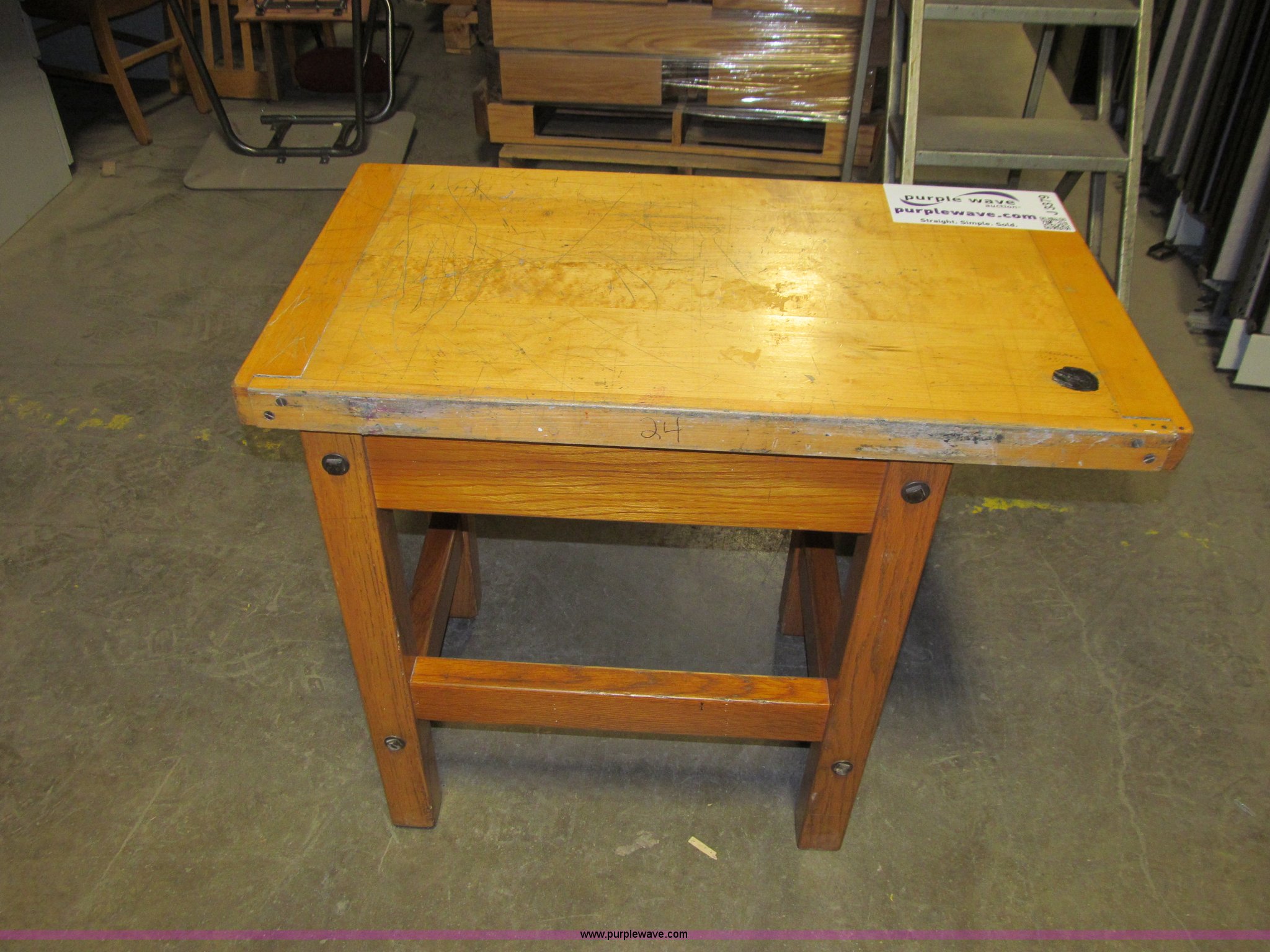 Wood table in Des Moines, IA | Item J3379 sold | Purple Wave