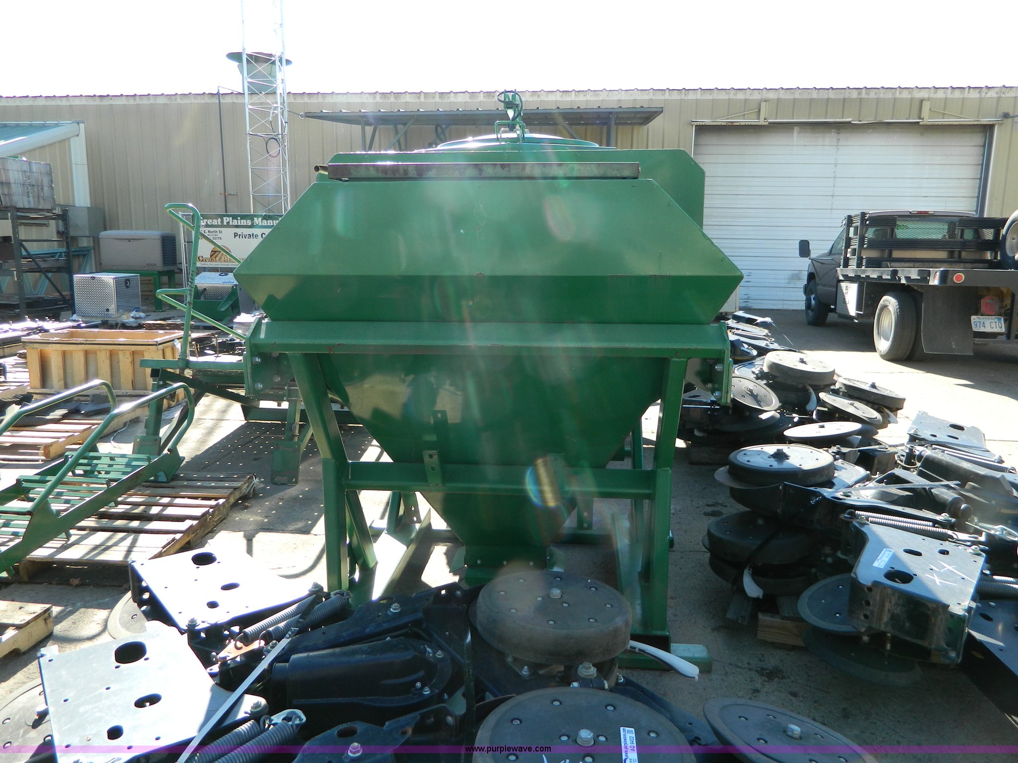 Hopper unit in Assaria, KS | Item AQ9396 sold | Purple Wave