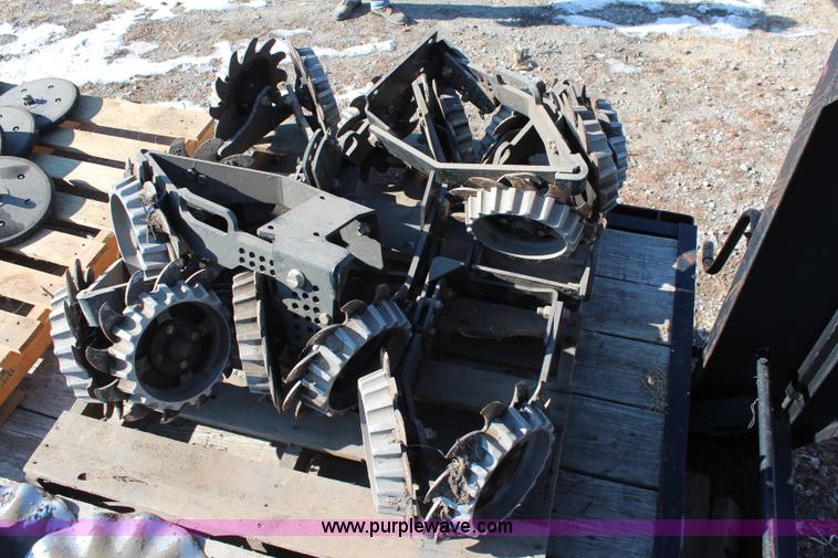 (8) Yetter shark tooth row cleaners in Sabetha, KS | Item AV9360 sold ...