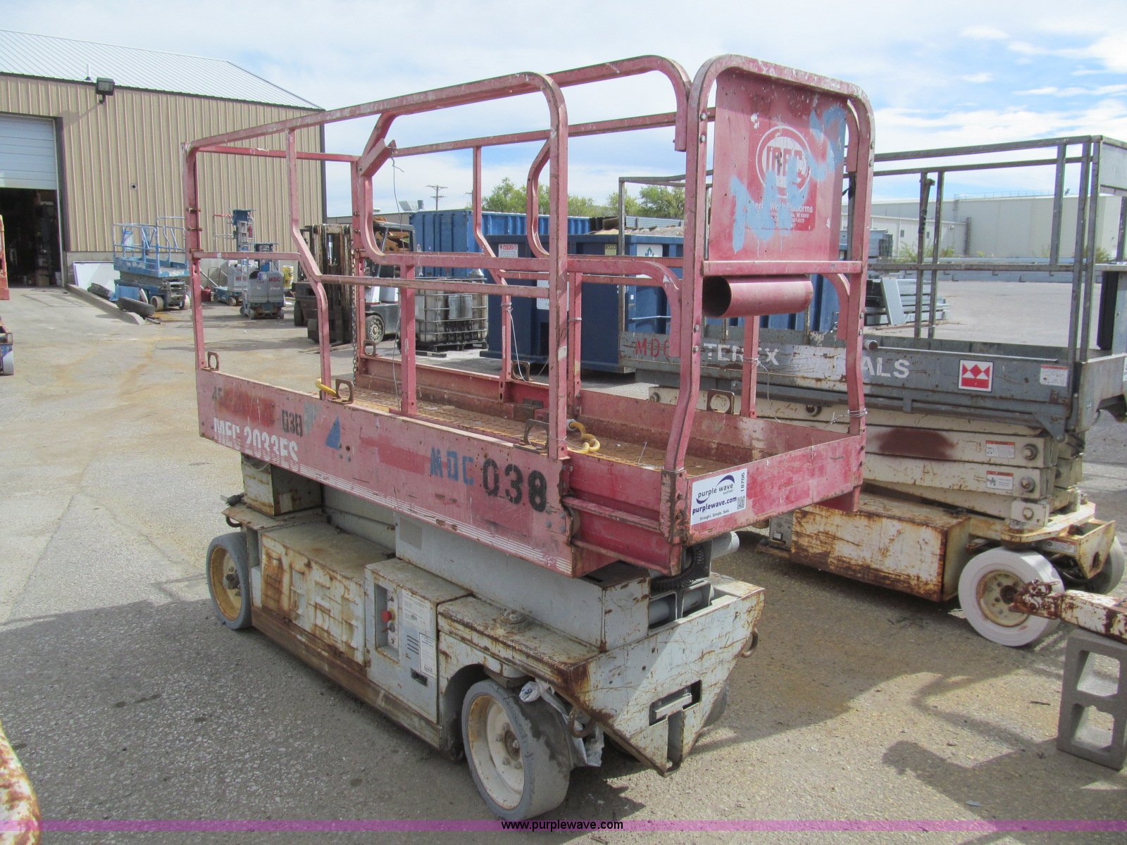 1997 Mec 2033ES scissor lift in Wichita, KS | Item I8706 sold | Purple Wave