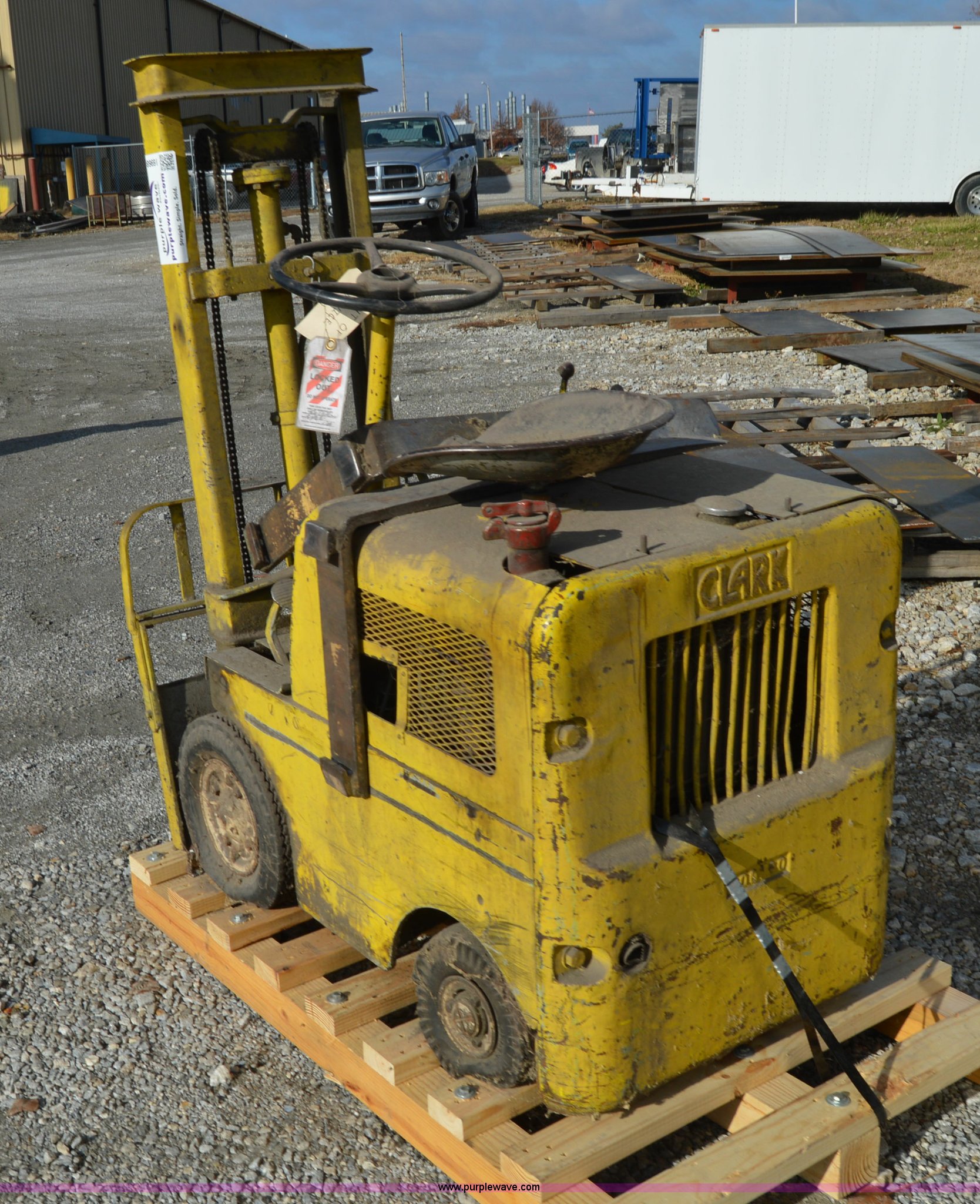 Clark forklift in Clinton, MO | Item I6968 sold | Purple Wave