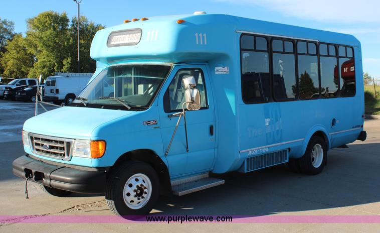 2004 Ford E450 bus in Olathe, KS | Item I5889 sold | Purple Wave